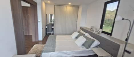 Quarto Quádruplo Deluxe, varanda, vista para a montanha | Cofre no quarto, secretária