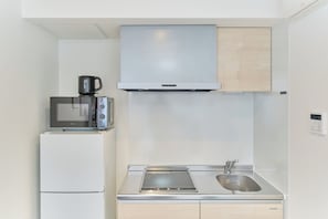 Apartamento | Cozinha privada | Um frigorífico, um micro-ondas, uma placa de cozinha 