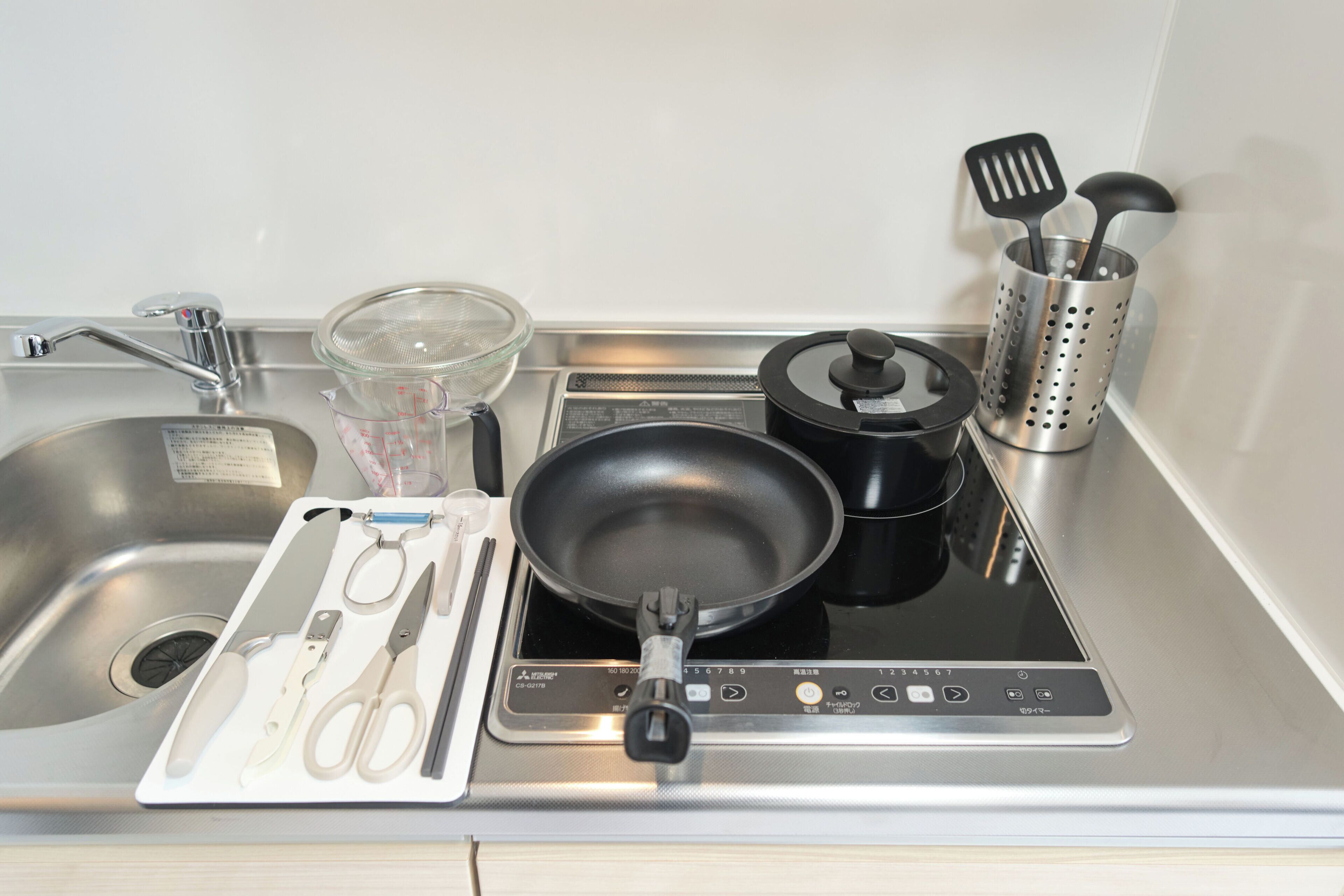 Apartamento | Cozinha privada | Um frigorífico, um micro-ondas, uma placa de cozinha 