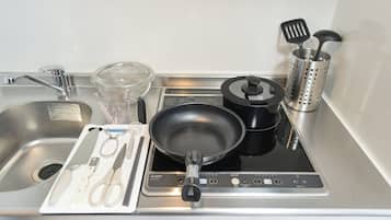 Apartamento | Cozinha privada | Um frigorífico, um micro-ondas, uma placa de cozinha