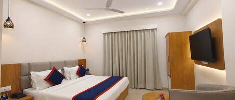 Quarto luxo | Cofres nos quartos, escrivaninha, cortinas blackout