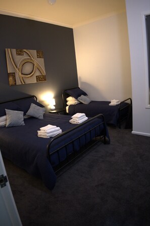 Quarto Triplo, várias camas, não fumadores, casa de banho partilhada | Wi-fi grátis, roupa de cama fornecida 
