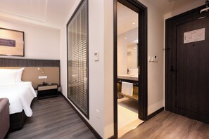 Quarto casal premium | Frigobar, cofres nos quartos, escrivaninha, cortinas blackout