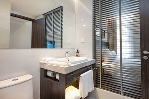 Quarto Duplo Standard, Vista para a cidade | Casa de banho | Uma combinação polibã/banheira, um chuveiro fixo, um secador de cabelo 