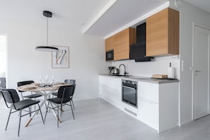 Apartamento Superior, varanda, Vista para a cidade | Cozinha privada | Um frigorífico/congelador grande, um micro-ondas, um forno 