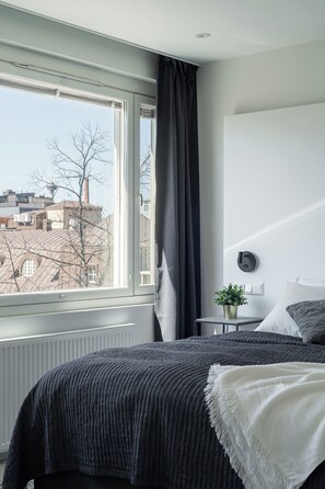 Apartamento superior, sacada, vista para a cidade | Vista do quarto