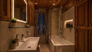 Quarto superior | Banheiro | Banheira e chuveiro separados, secador de cabelo, chinelos