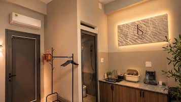 Suite-Estúdio Superior, varanda, Vista para a cidade | Cozinha privada | Um frigorífico no espaço comum, uma placa de cozinha