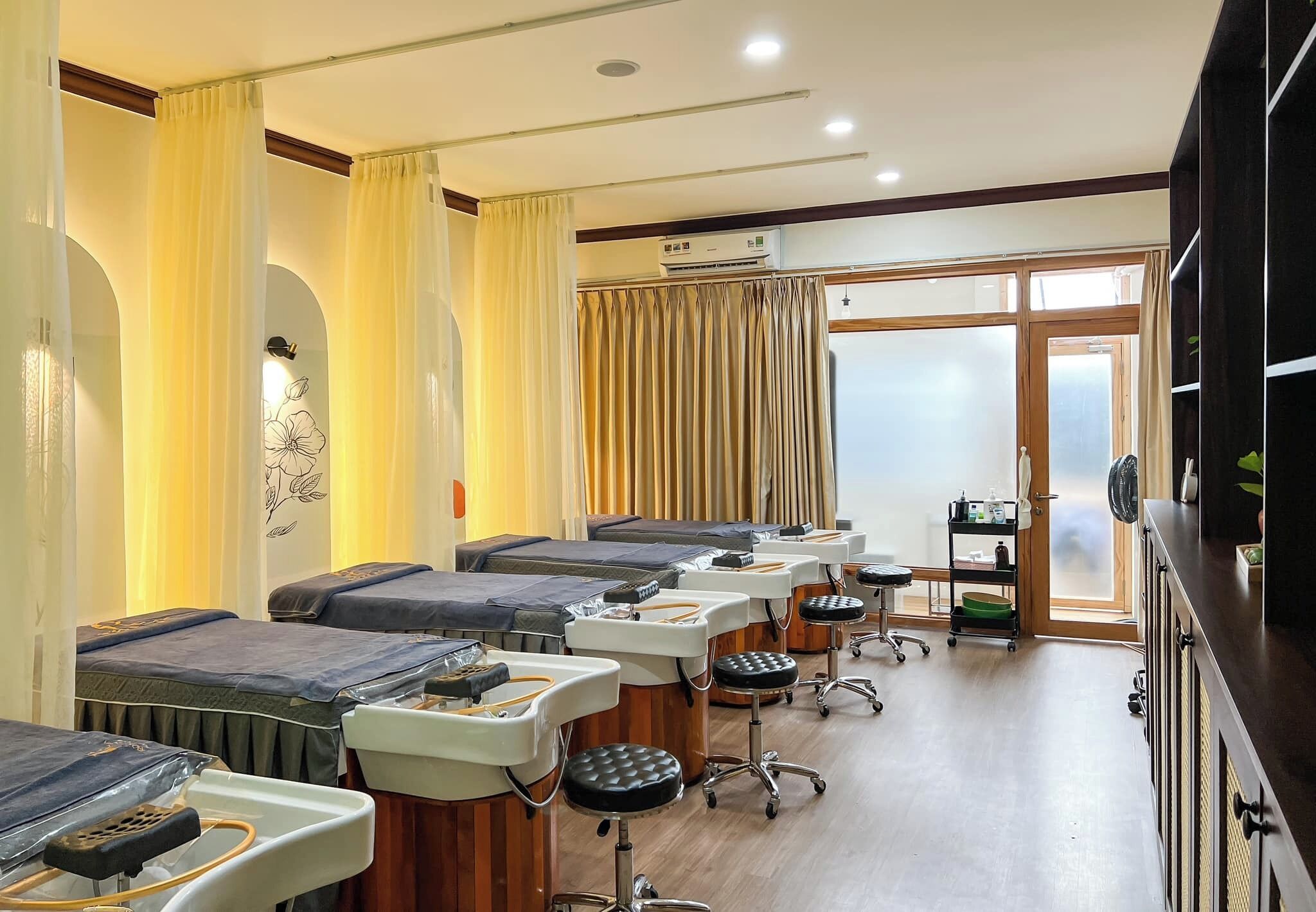 Sauna, banheira de hidromassagem, banho turco, 5 salas de tratamento 