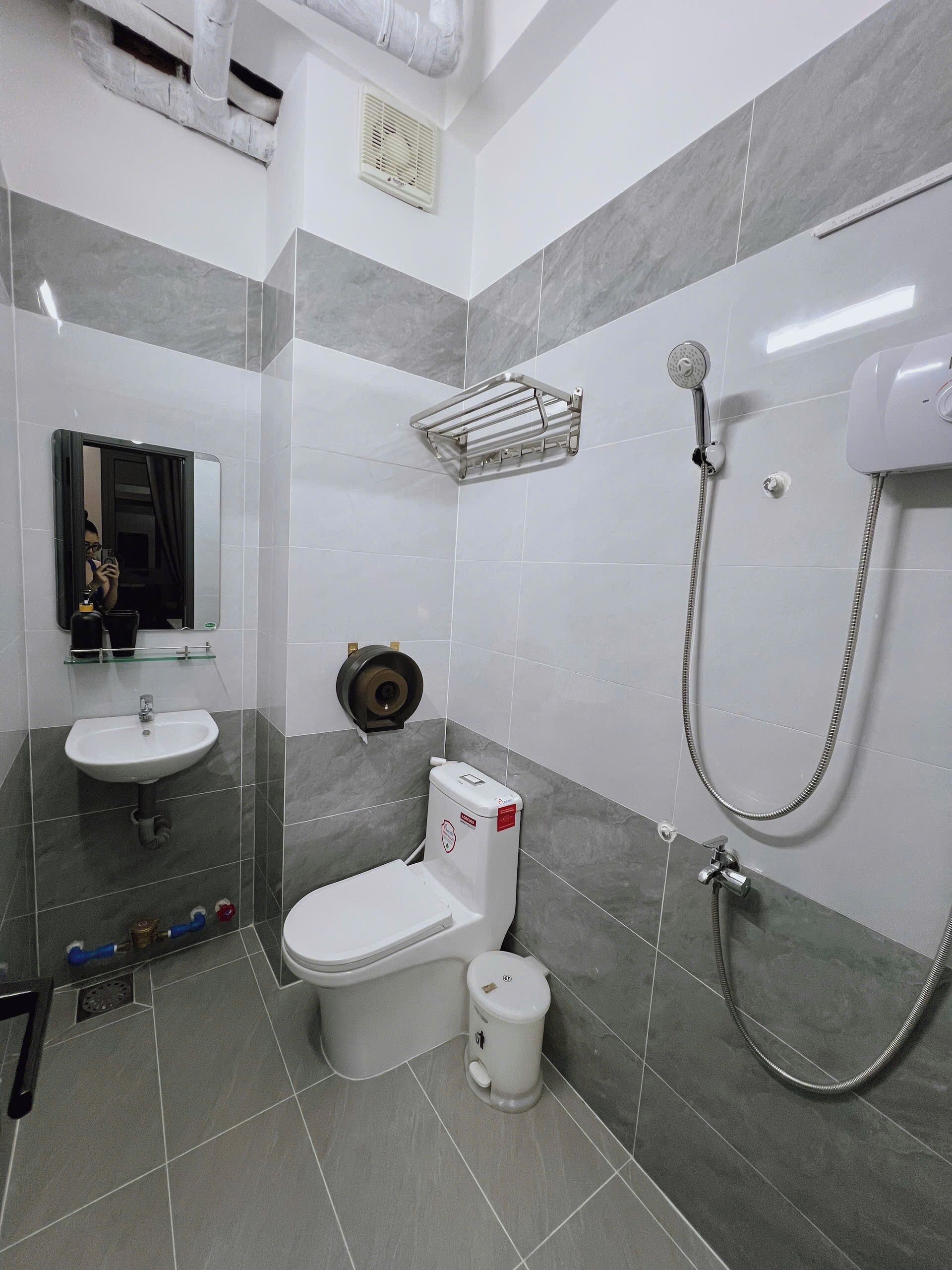 Um polibã, um chuveiro fixo, produtos de higiene exclusivos 