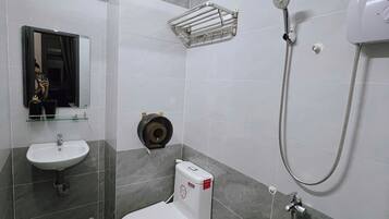 Um polibã, um chuveiro fixo, produtos de higiene exclusivos