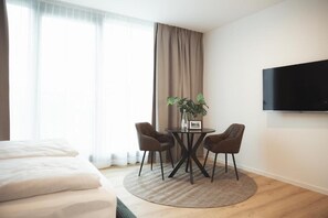 Cortinas/cortinados opacos, quartos insonorizados, Wi-fi grátis 
