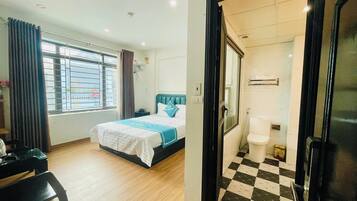 Quarto Duplo Superior, Vista para a cidade | Secretária adequada para computadores portáteis