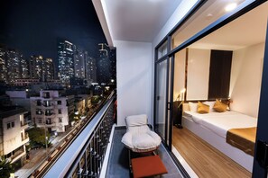 Quarto casal luxo, sacada, vista para a cidade | Escrivaninha, Wi-Fi de cortesia