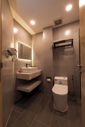 Quarto casal luxo, sacada, vista para a cidade | Banheiro | Produtos de toalete grátis, secador de cabelo, toalhas de banho 