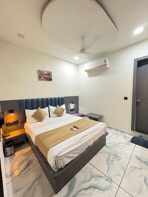 Quarto casal luxo, vista para a cidade | Cofres nos quartos, escrivaninha, espaço de trabalho para notebook