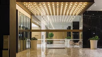 Apartamento Deluxe, varanda, Vista para a cidade | Lobby