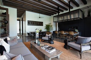 Vila luxo, 3 quartos, vista para a piscina | Área de estar | TV de tela plana