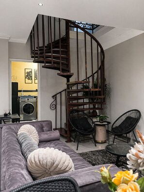 Apartamento, 2 quartos, sacada | Sala de estar | Livros