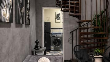 Apartamento, 2 quartos, varanda | Sala | Livros