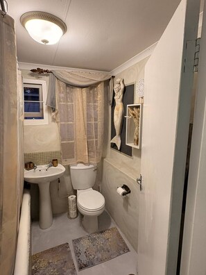 Apartamento, 2 quartos, sacada | Banheiro
