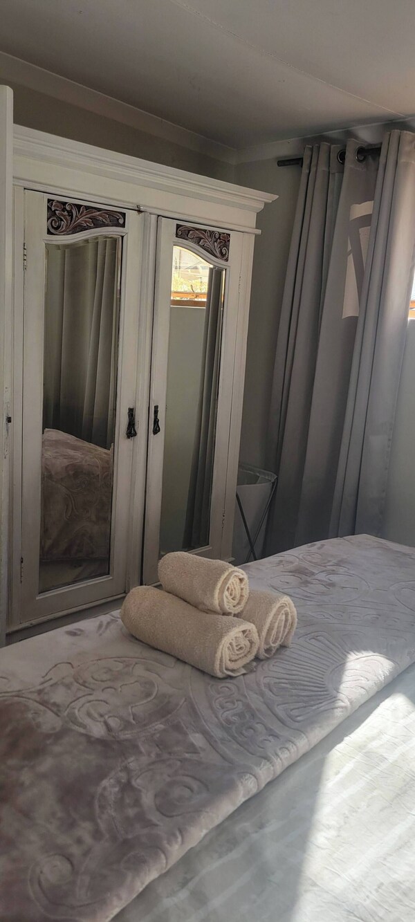 Wonderland Art House 2br Loft Melville Walk To 7th With Secure Parking - Johannesburg