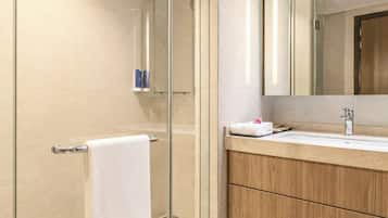 Apartamento, 1 quarto | Banheiro | Secador de cabelo, toalhas de banho, papel higiênico