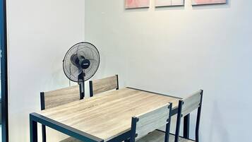 Condo família, 2 quartos, cozinha, vista para o pátio | Opções para refeição