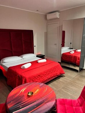 Quarto casal luxo, vista para o pátio | Wi-Fi de cortesia
