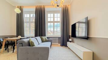 Apartamento Deluxe, Vista para a cidade | Sala de estar