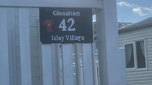 Placa de número de casa com o número 'Glenaton 42' na Vila Islay.