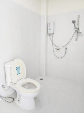 Quarto Individual Básico, vista para a colina | Casa de banho | Artigos de higiene pessoal grátis, sabão, champô, papel higiénico 