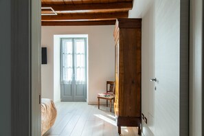 Apartamento conforto, 1 quarto, sacada | Ferros/tábuas de passar roupa, Wi-Fi de cortesia