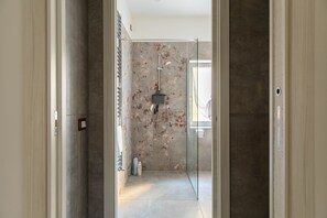 Apartamento superior, 1 quarto | Banheiro | Chuveiro, secador de cabelo, toalhas de banho, sabonete