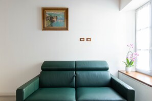 Apartamento Comfort, 1 quarto, varanda | Sala de estar | Televisor de 30 polegadas com canais via satélite 