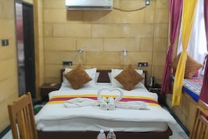 Quarto casal superior, vista para a cidade | Escrivaninha, Wi-Fi de cortesia