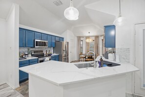 Casa, 3 quartos | Cozinha privada | Um frigorífico, um forno, uma cafeteira/bule, uma torradeira 