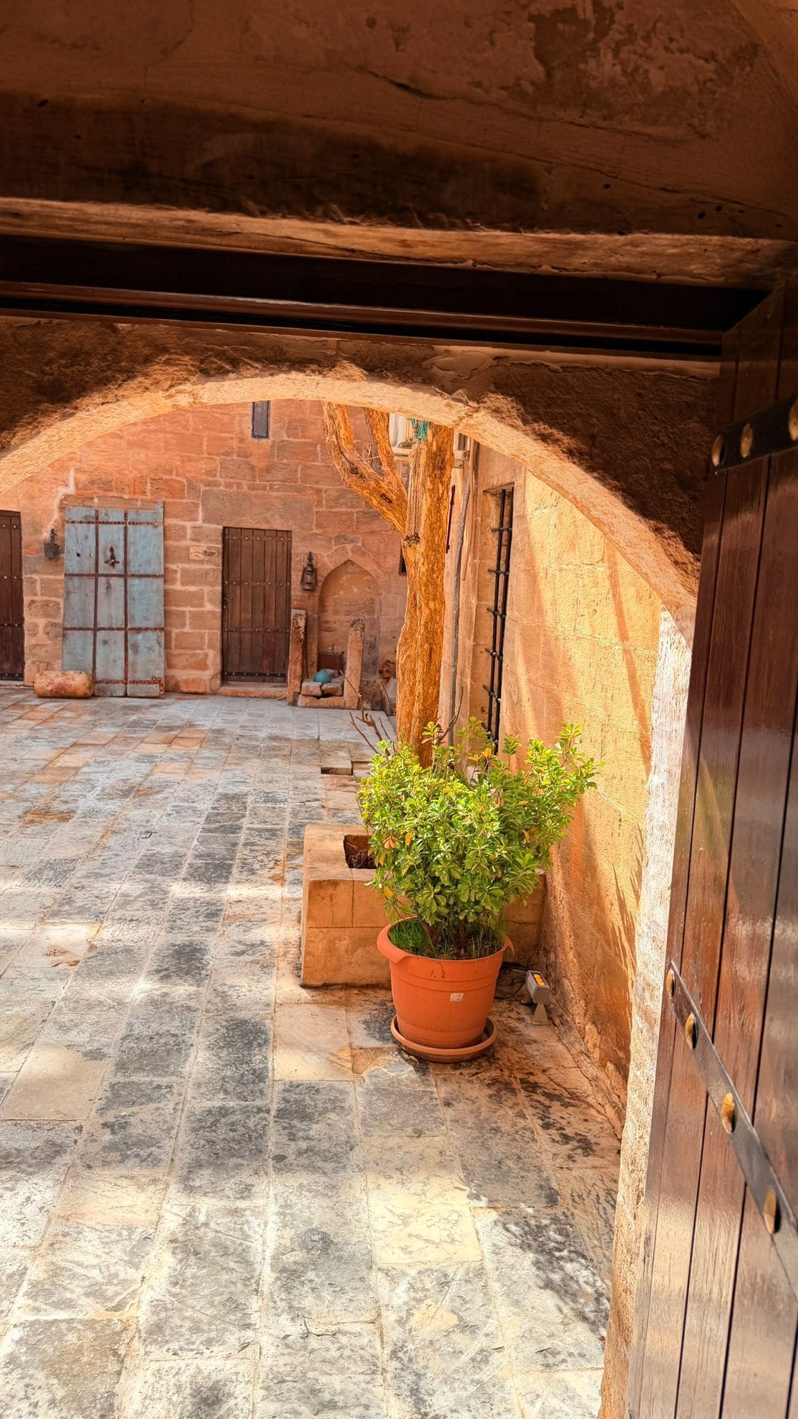 Quarto Clássico com Cama de Casal, vista para o jardim | Vista para o pátio