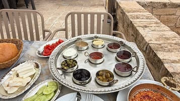 Pequeno-almoço inspirado na cozinha local diário incluído
