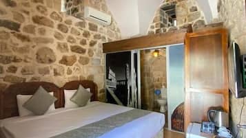 Quarto casal clássico, vista para o jardim