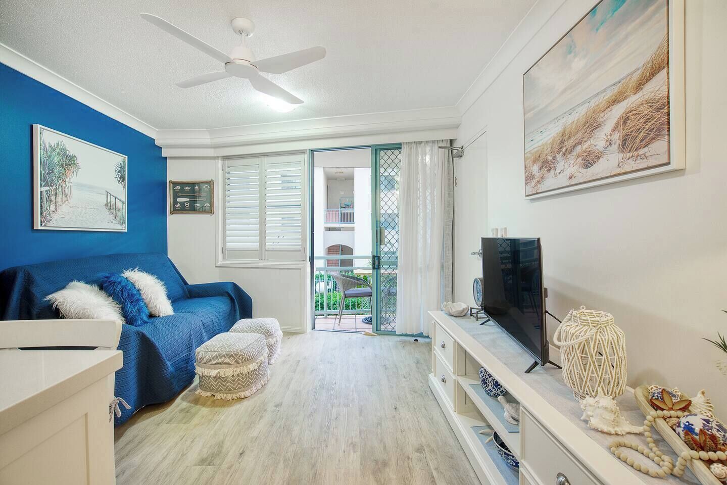 Hola Kirra: Ocean Blue Beachfront Oasis W/ Balcony - Coolangatta