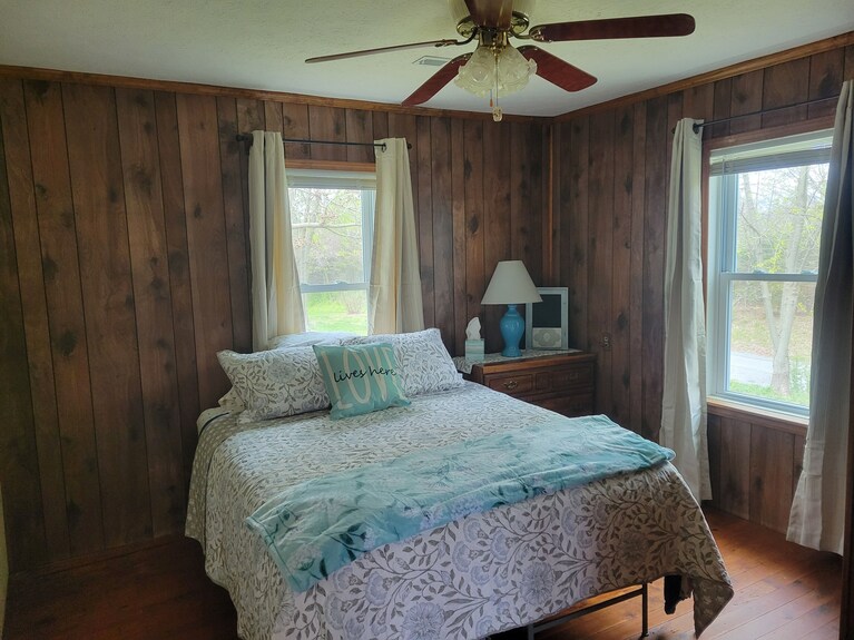 Lovely 2-bedroom Farmhouse With Central Heat/ac In A Quiet Country Setting. - Illinois