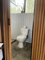 Quarto Twin, pátio, vista para o jardim | Casa de banho