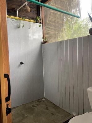 Quarto Twin, pátio, vista para o jardim | Casa de banho