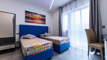 Quarto casal ou duplo, geladeira | Cofres nos quartos, escrivaninha, espaço de trabalho para notebook