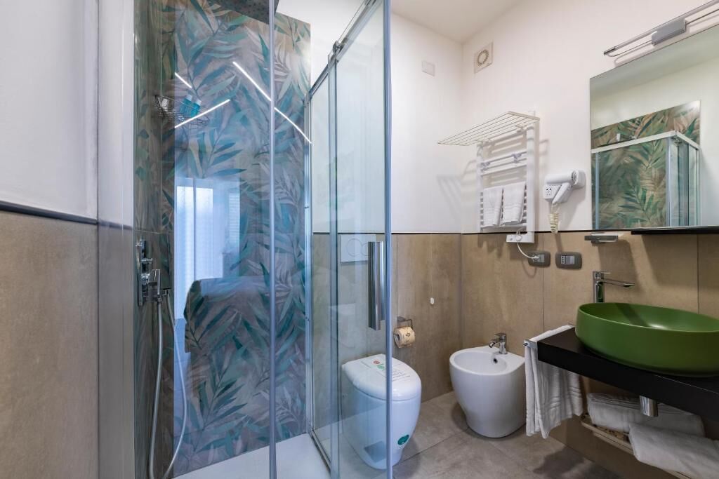 Quarto casal ou duplo, ar-condicionado | Banheiro | Chuveiro, produtos de toalete grátis, secador de cabelo 