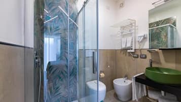 Quarto casal ou duplo, ar-condicionado | Banheiro | Chuveiro, produtos de toalete grátis, secador de cabelo
