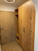 Quarto Duplo Básico, varanda, vista para a montanha | Interior