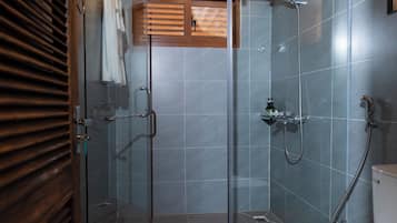 Bungalow Deluxe, varanda, vista para o jardim | Casa de banho