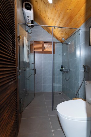 Bangalô luxo, sacada, vista para o jardim | Banheiro